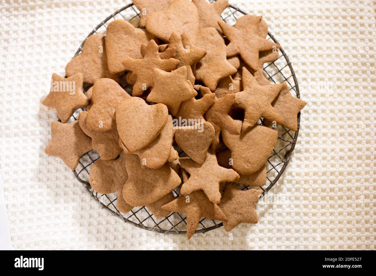 Different shaped gingerbread cookies on cooling rack Stock Photo - Alamy