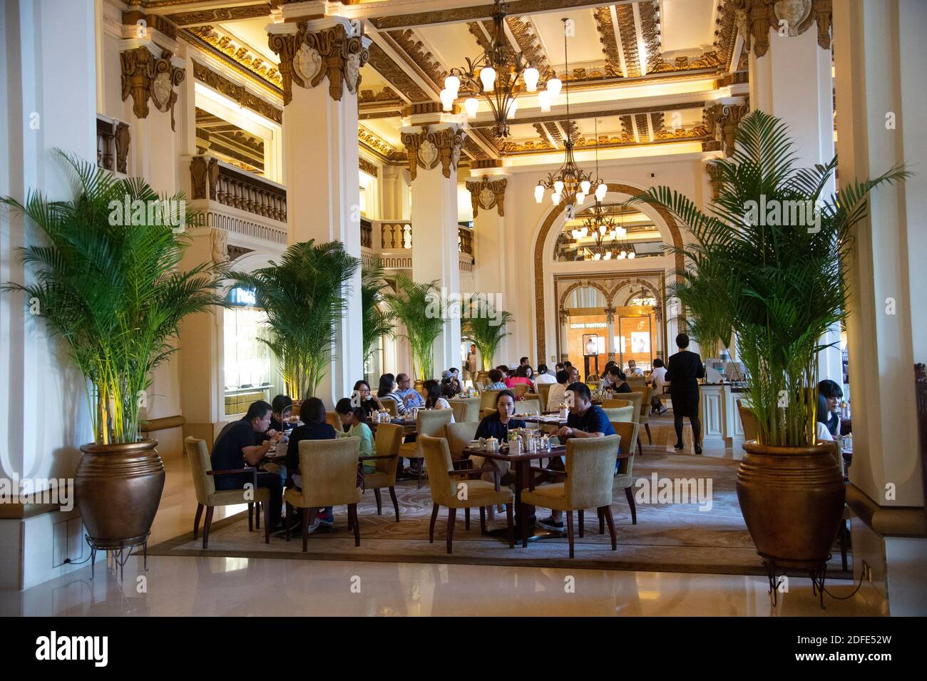 Peninsula hotel hong kong lobby hi-res stock photography and images - Alamy