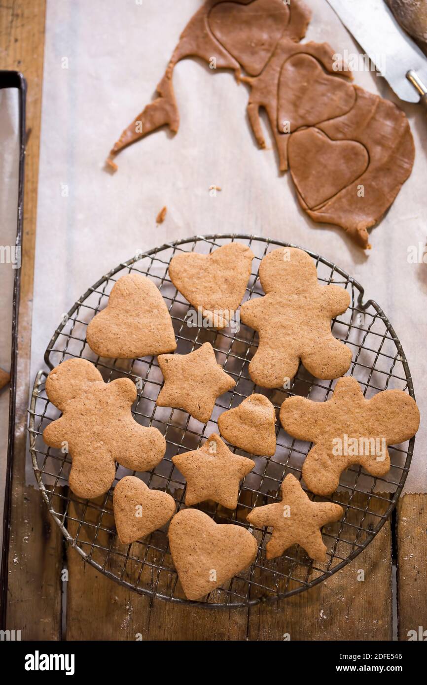 Different shaped gingerbread cookies on cooling rack Stock Photo - Alamy