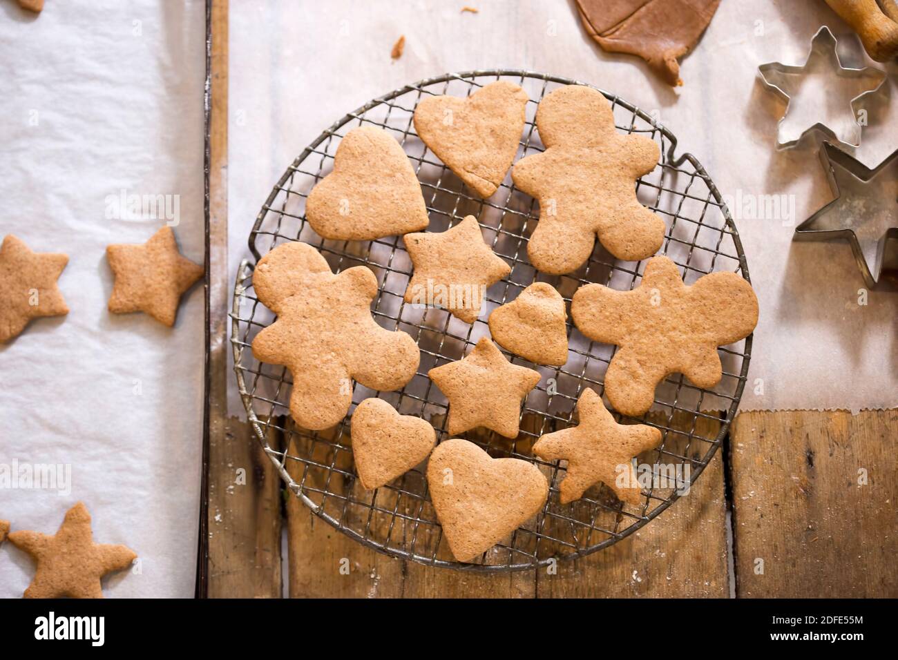 Different shaped gingerbread cookies on cooling rack Stock Photo - Alamy
