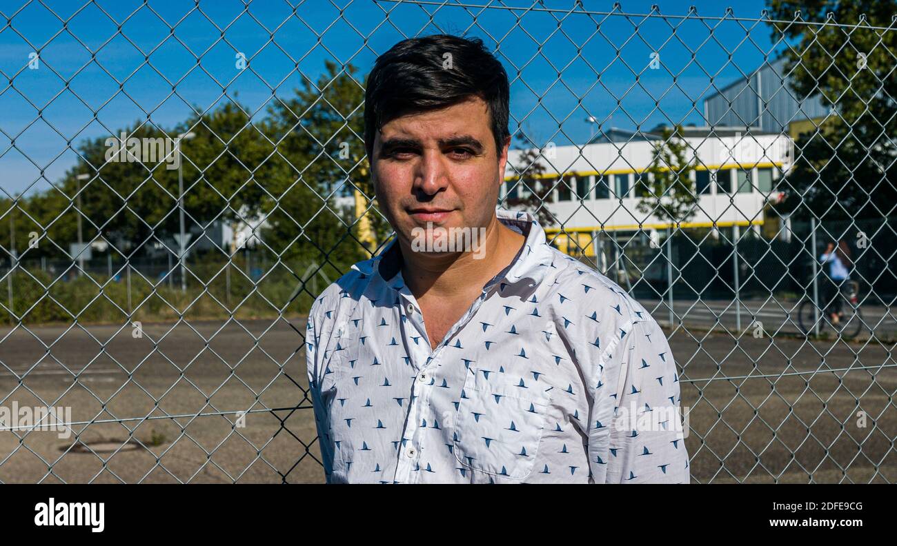 Old man face fence hi-res stock photography and images - Alamy