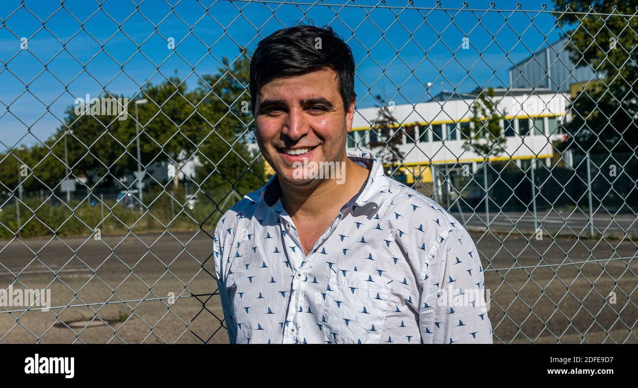 Old man face fence hi-res stock photography and images - Alamy