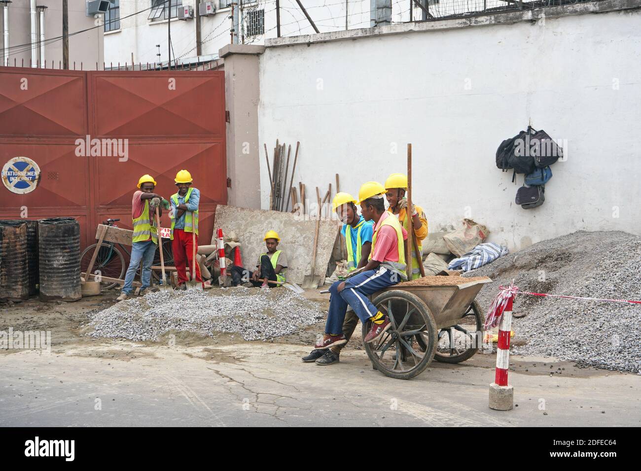 African construction workers hi-res stock photography and images - Alamy
