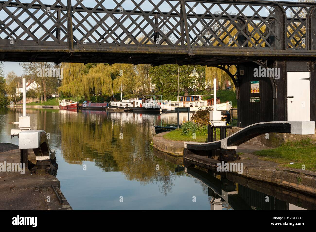 CAMBRIDGE, UK - APRIL 24, 2010: View of the footbridge at Jesus Lock on ...