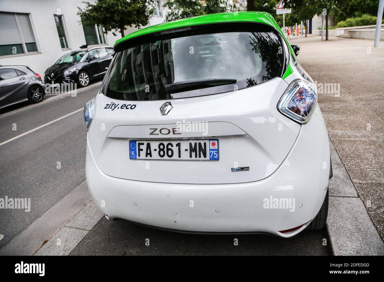 Renault Ze Logo Paris Renault Kangoo Z.E. Electric Vehicle Showcased