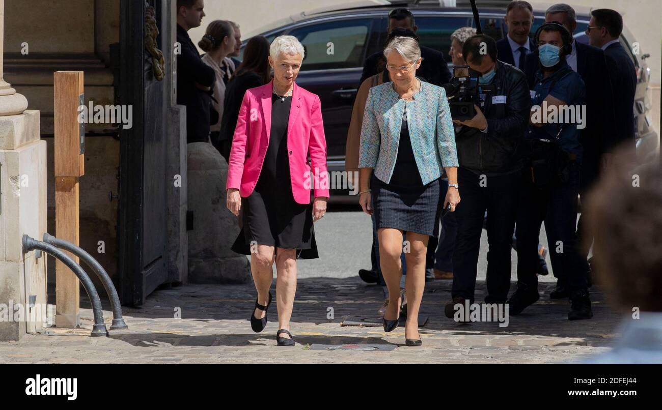 Brigitte klinkert and Elisabeth Borne arrive at the Minister of Labor ...