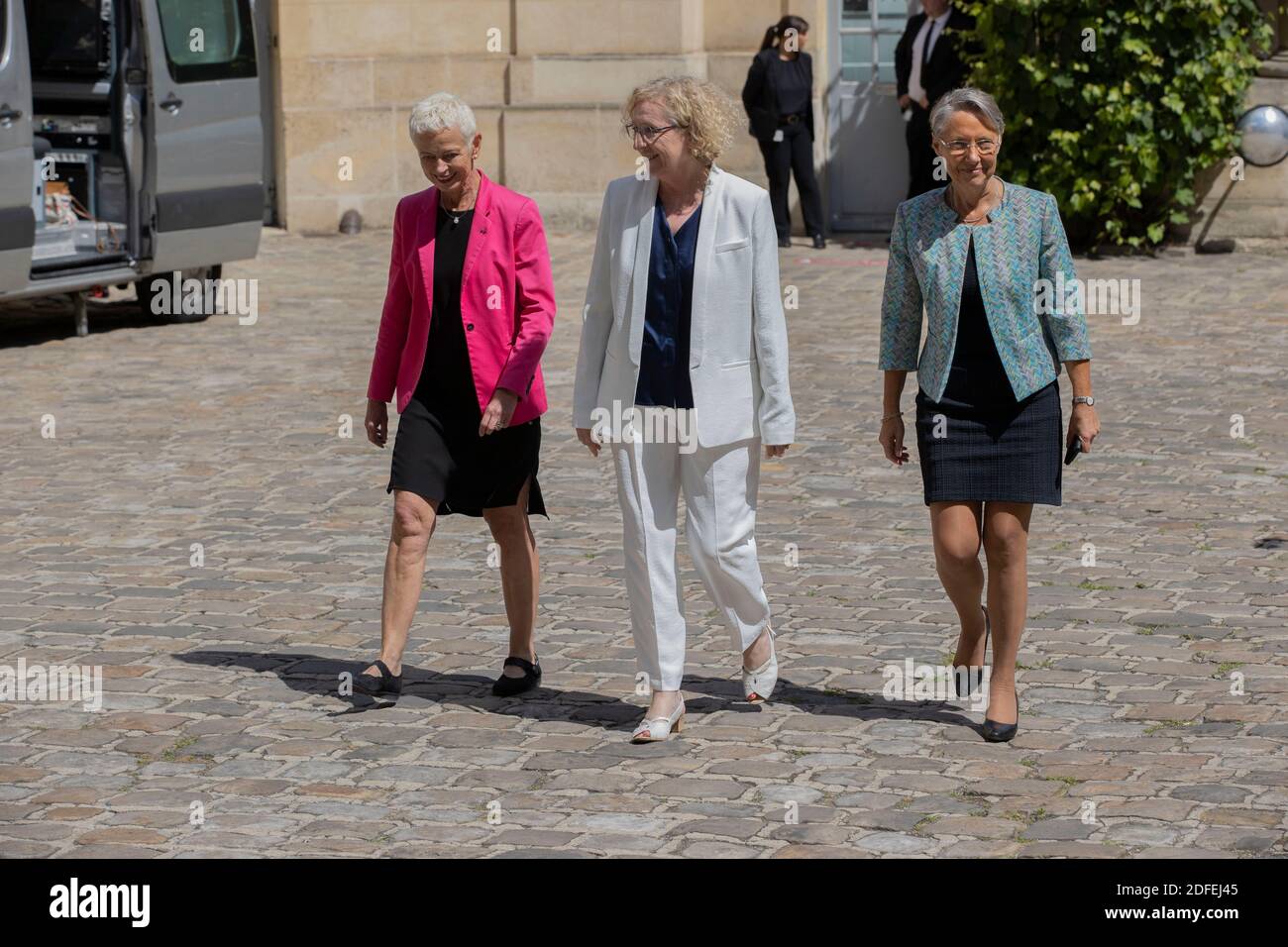 Brigitte klinkert and Elisabeth Borne arrive at the Minister of Labor ...