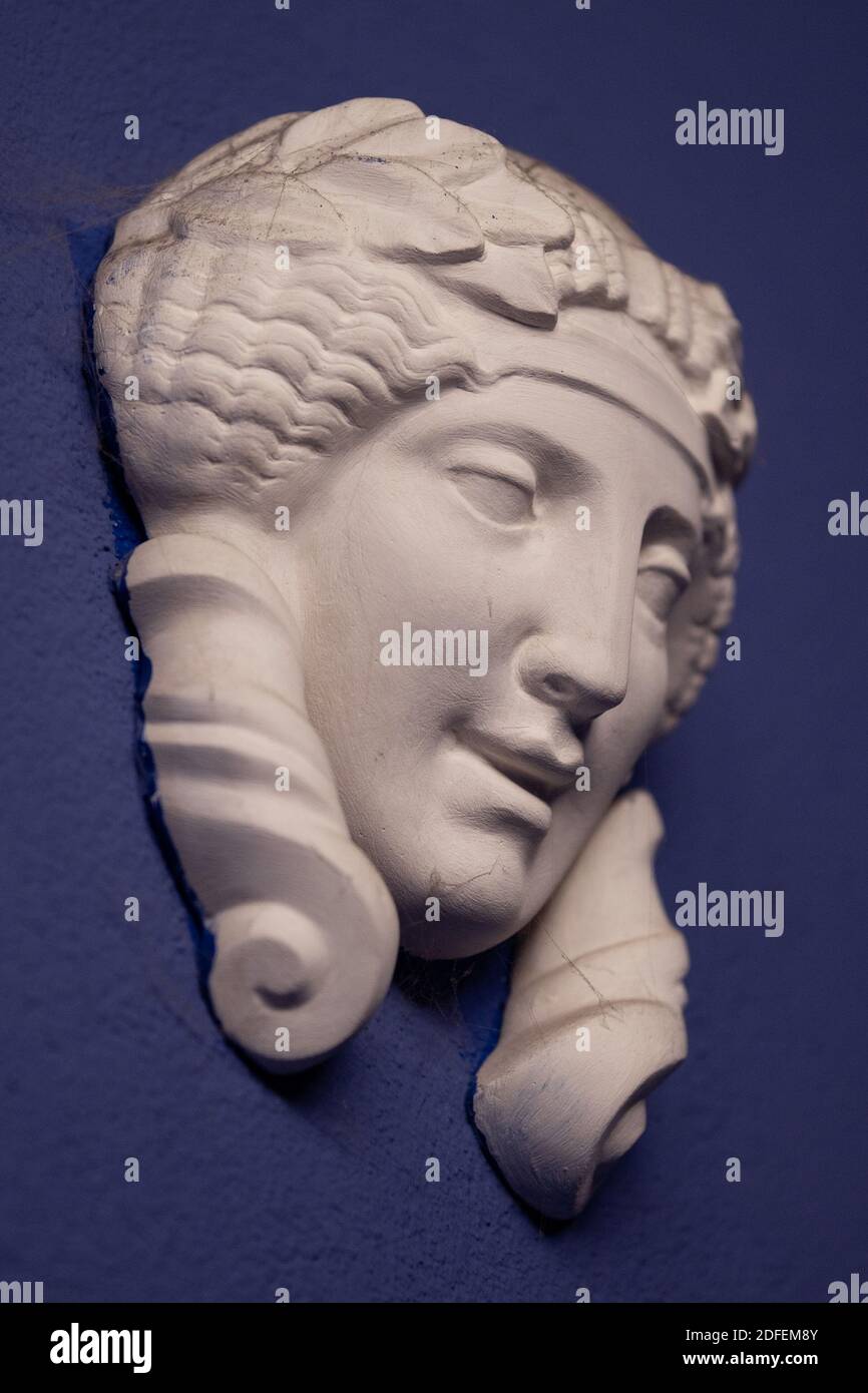 Gypsum statue bust head on a white background Stock Photo - Alamy