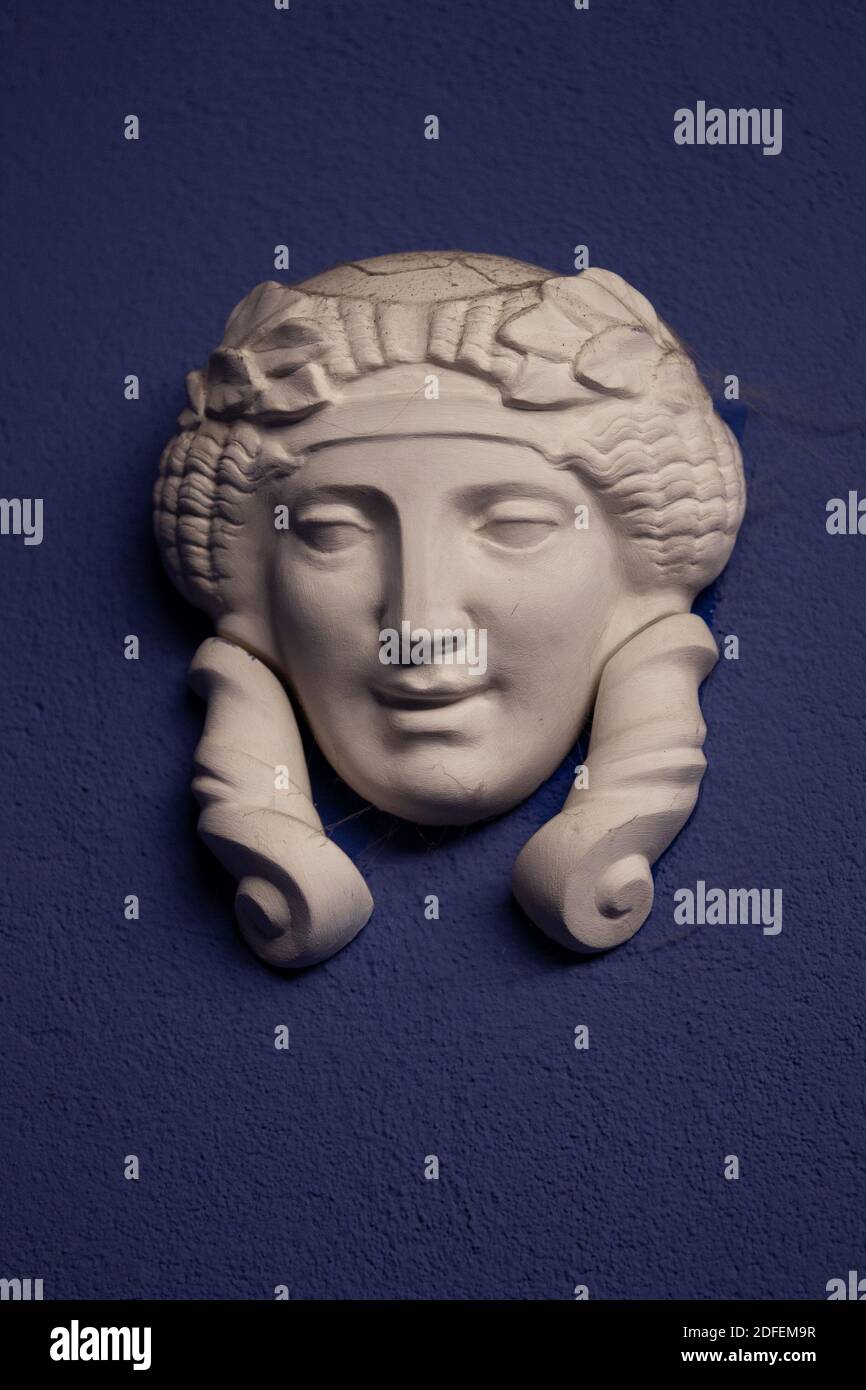 Gypsum statue bust head on a white background Stock Photo - Alamy