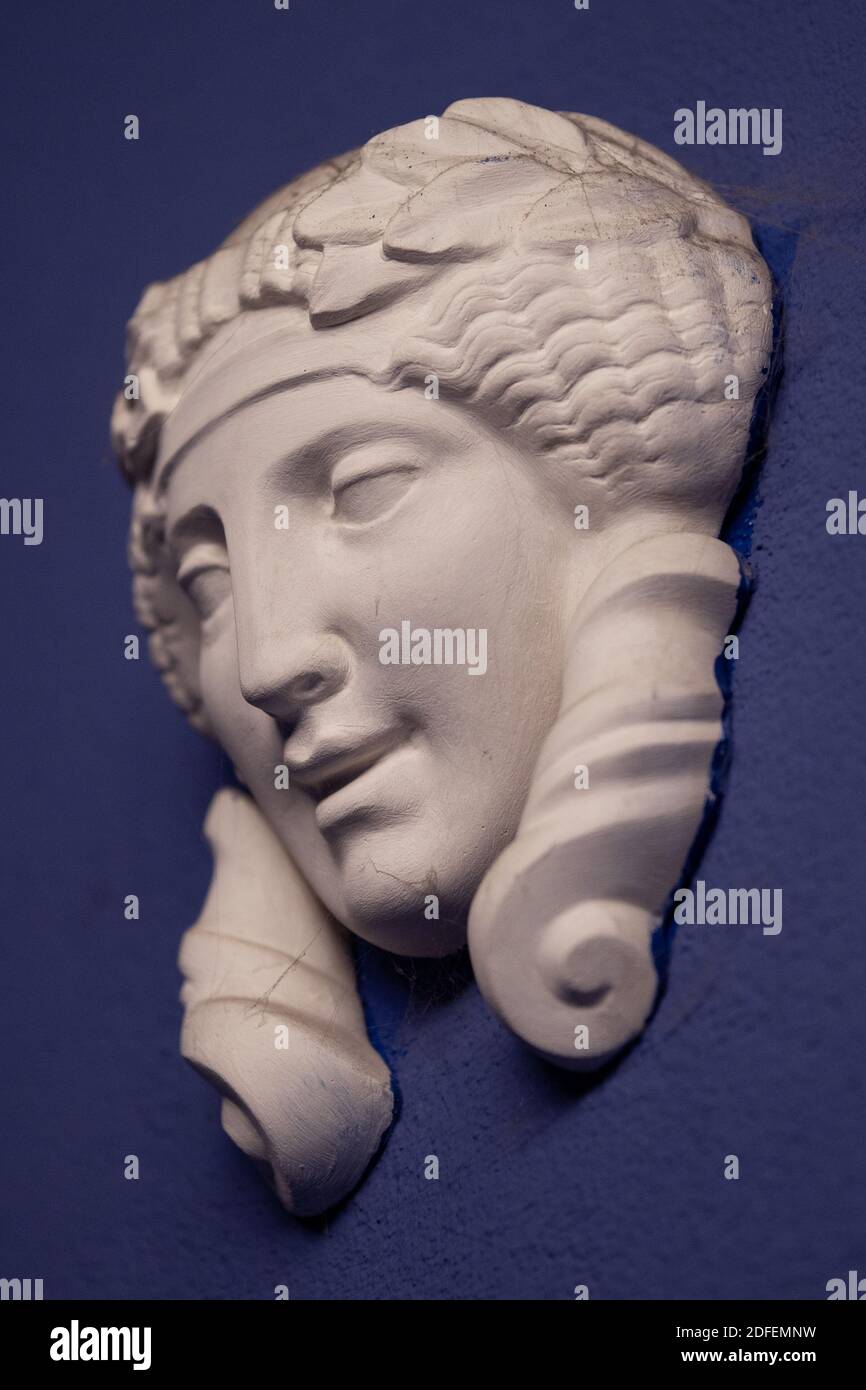 Gypsum statue bust head on a white background Stock Photo - Alamy