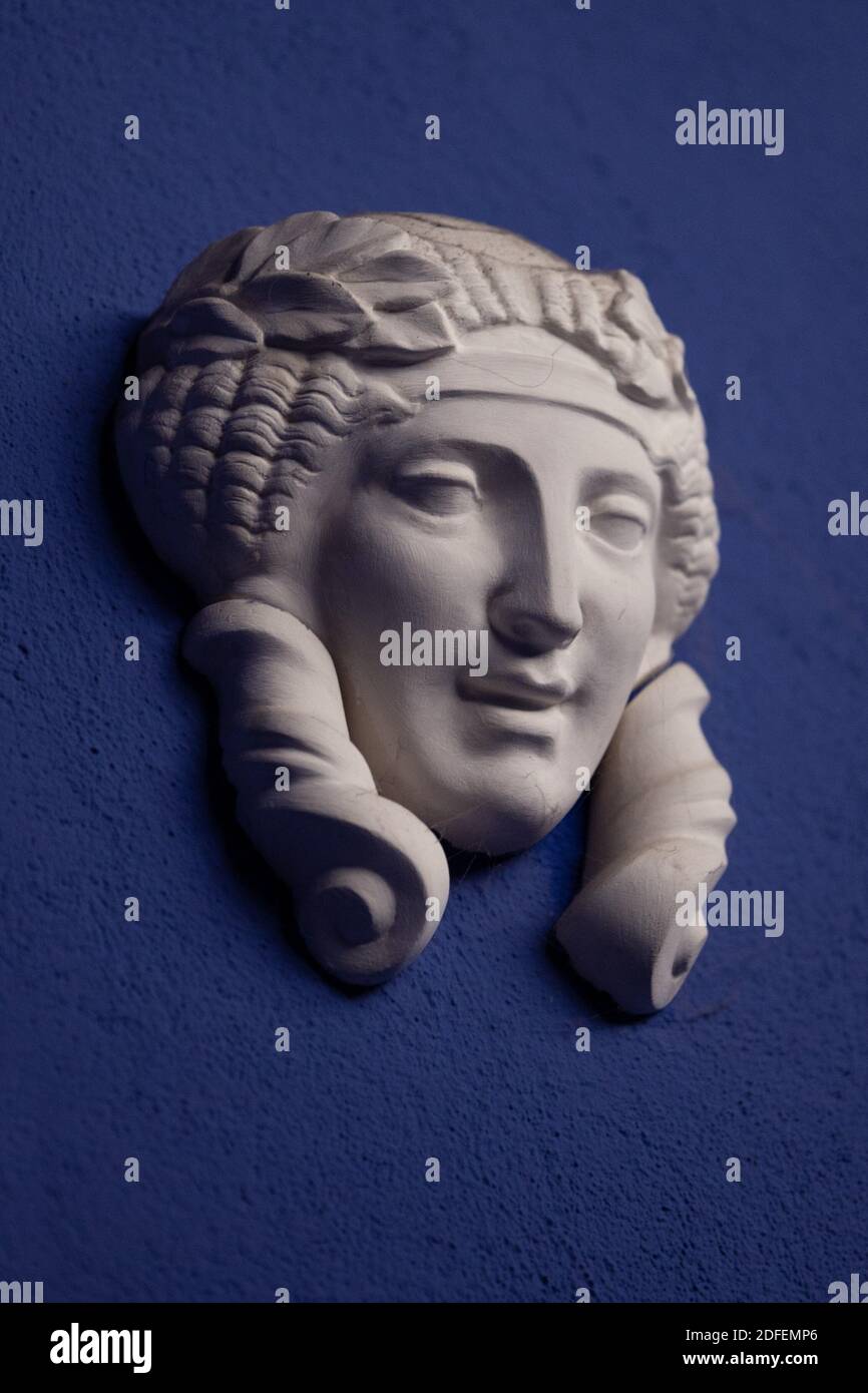 Gypsum statue bust head on a white background Stock Photo - Alamy