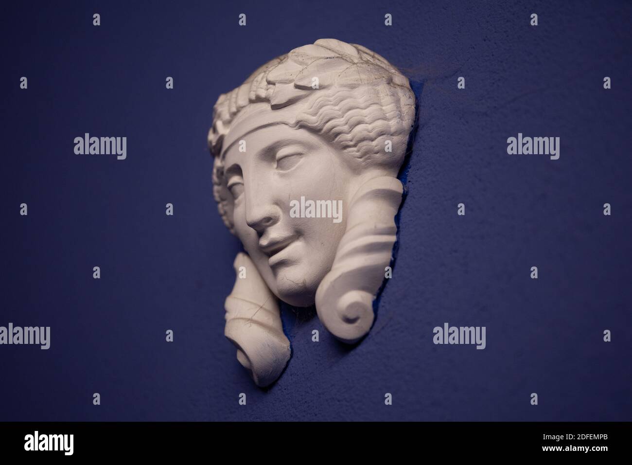 Gypsum statue bust head on a white background Stock Photo - Alamy