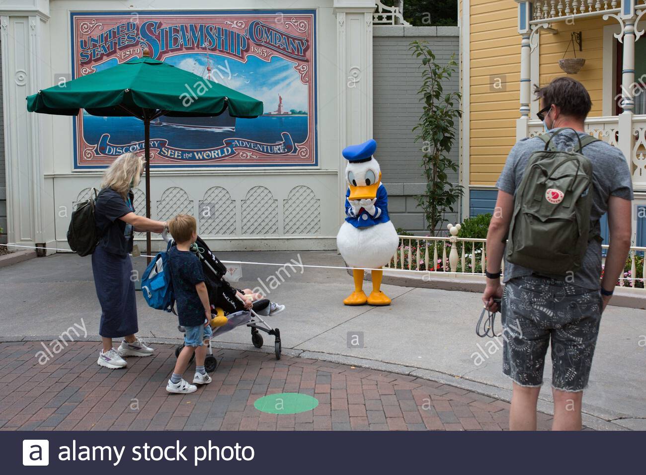 Donald Duck Disneyland High Resolution Stock Photography and Images - Alamy