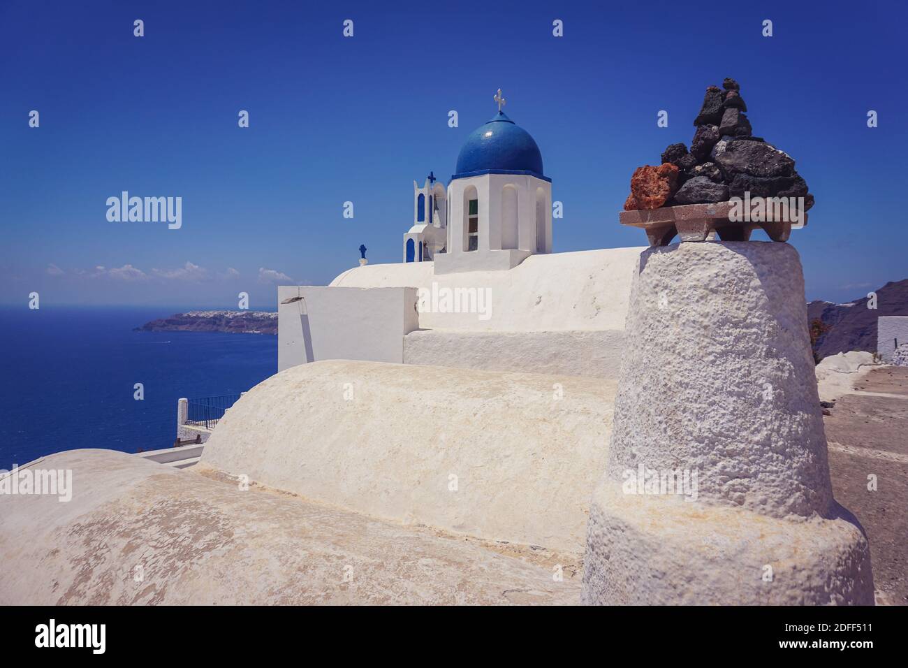 The beautiful Santorini with its traditional buildings Stock Photo - Alamy
