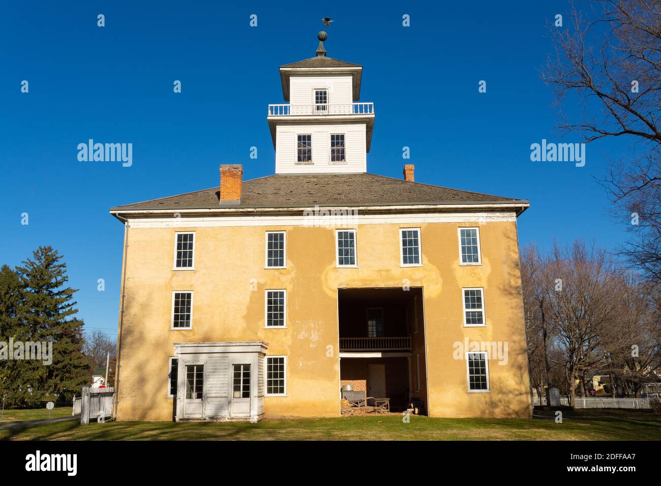 Desolate community building hi-res stock photography and images - Alamy