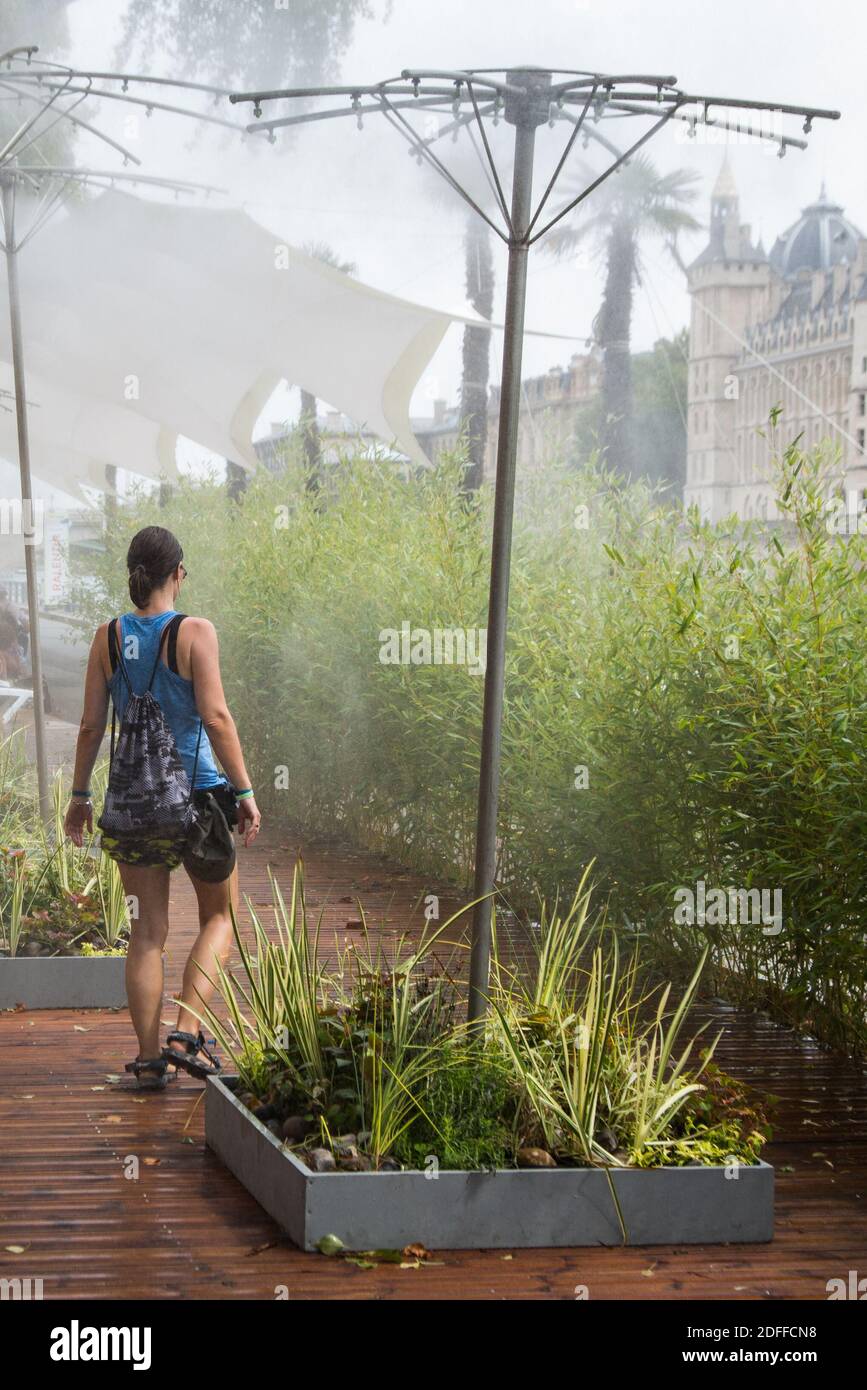heat wave alert, high heat in the streets of Paris on July 31, 2020 in ...