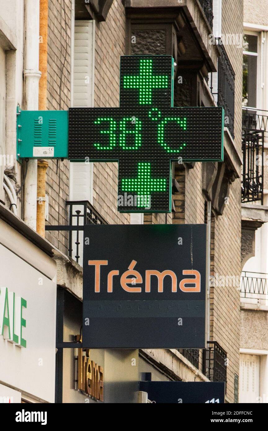 heat wave alert, high heat in the streets of Paris on July 31, 2020 in ...