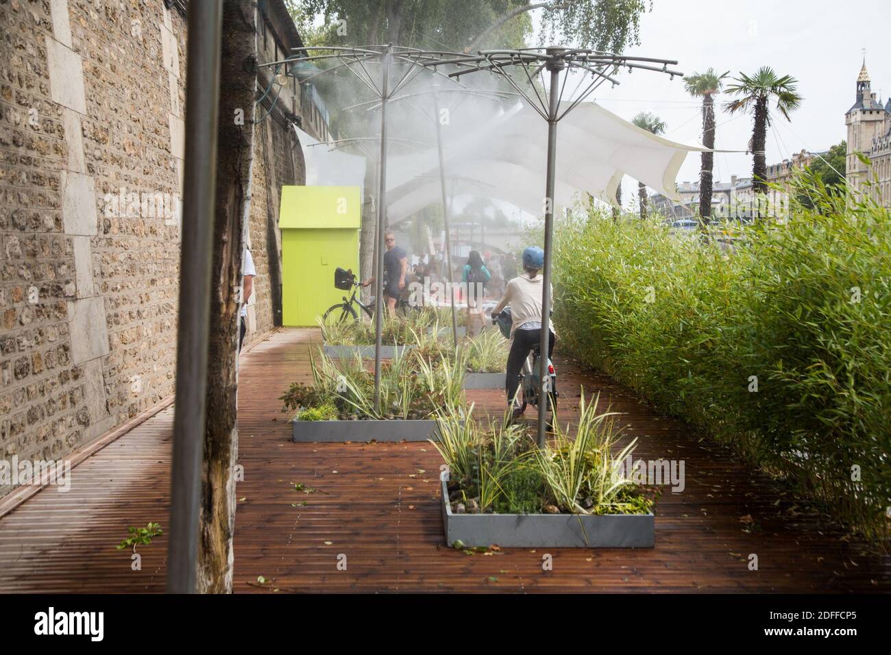heat wave alert, high heat in the streets of Paris on July 31, 2020 in ...