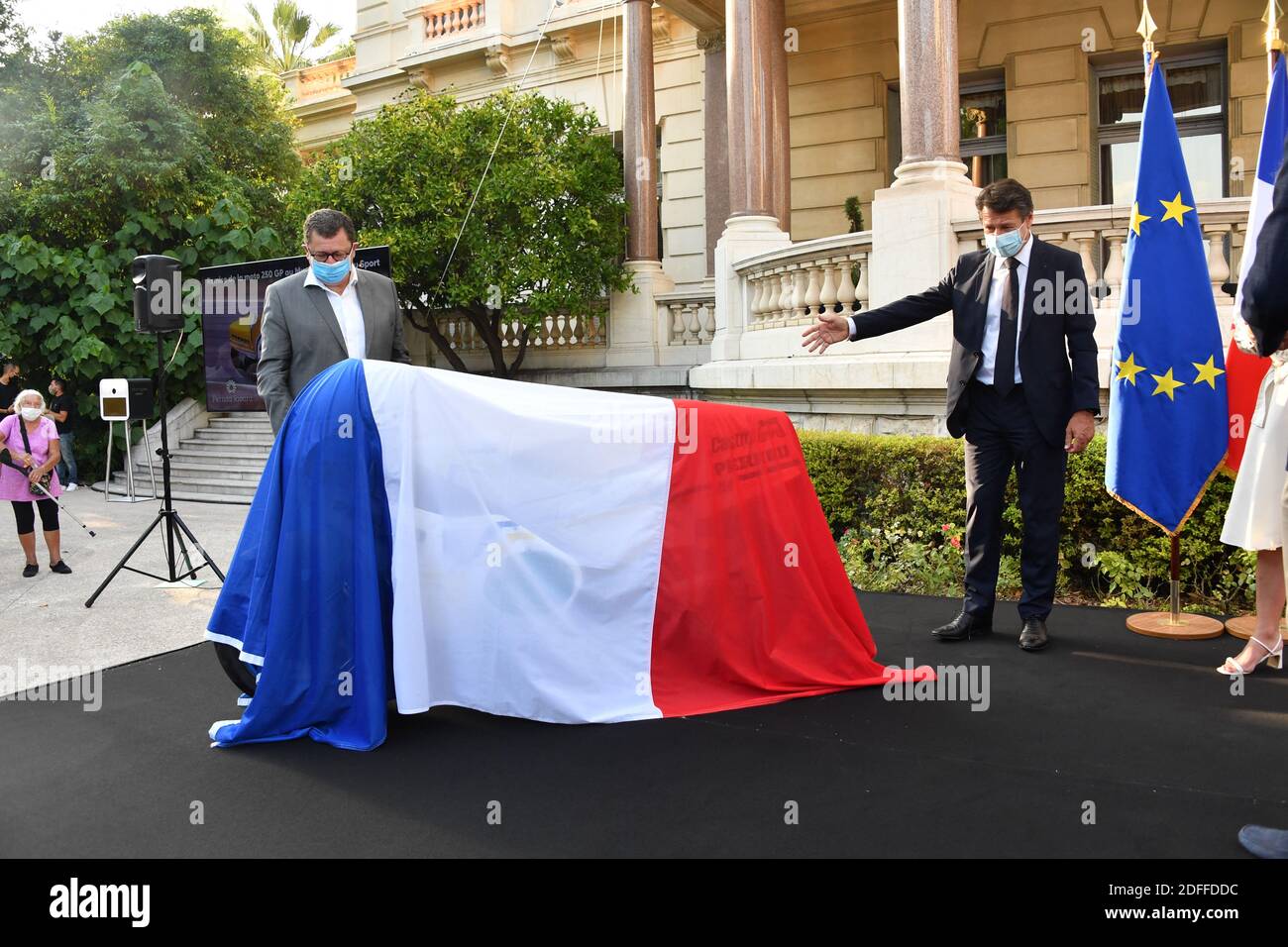 Remise de la moto Pernod 250 GP competitions 1981-1984 a Christian ...