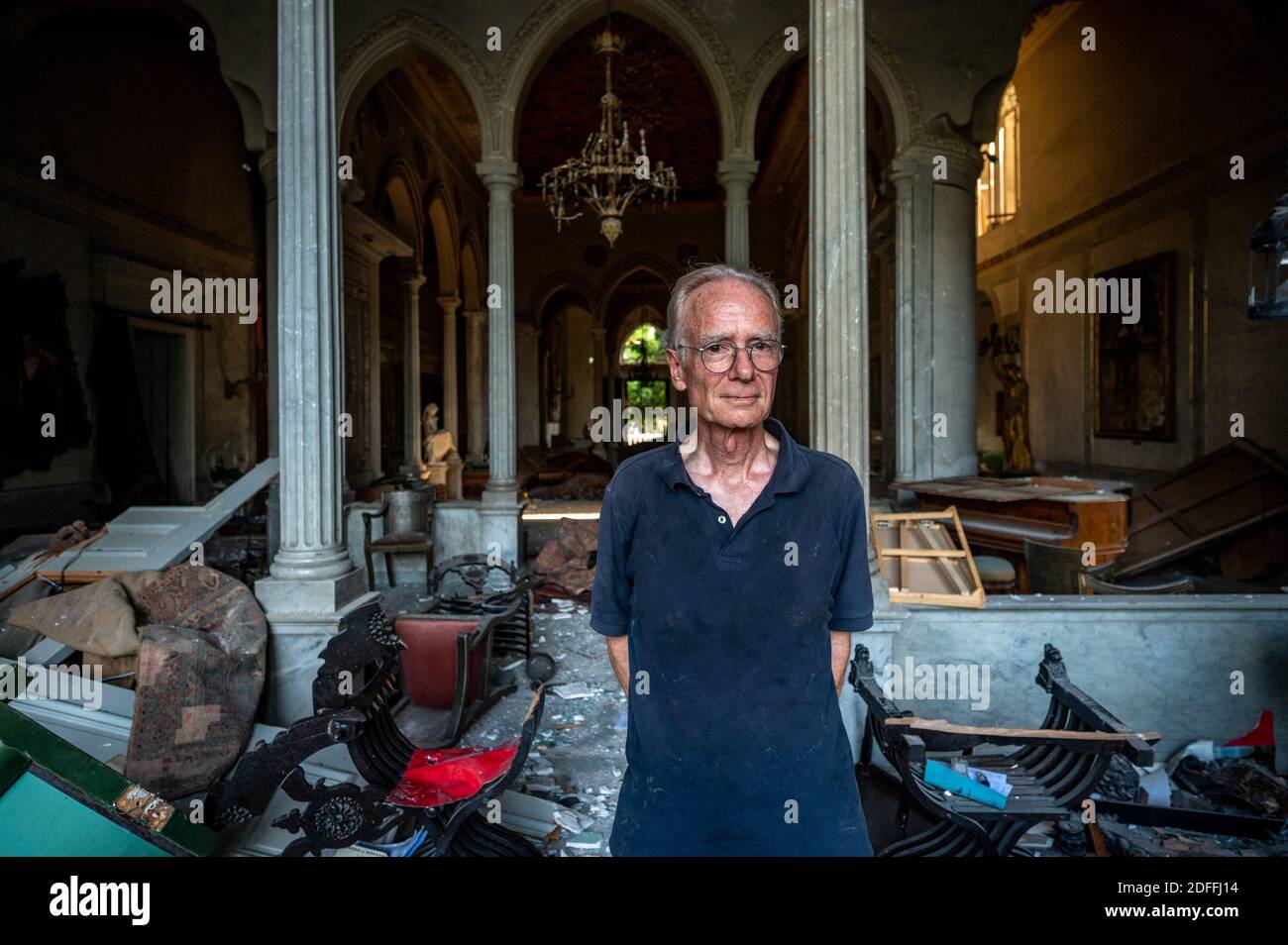 Roderick Sursock Cochrane pose dans le palais familial détruit dans le ...