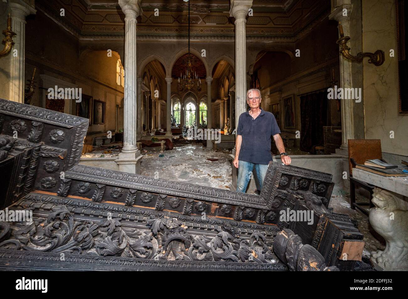 Roderick Sursock Cochrane pose dans le palais familial détruit dans le ...