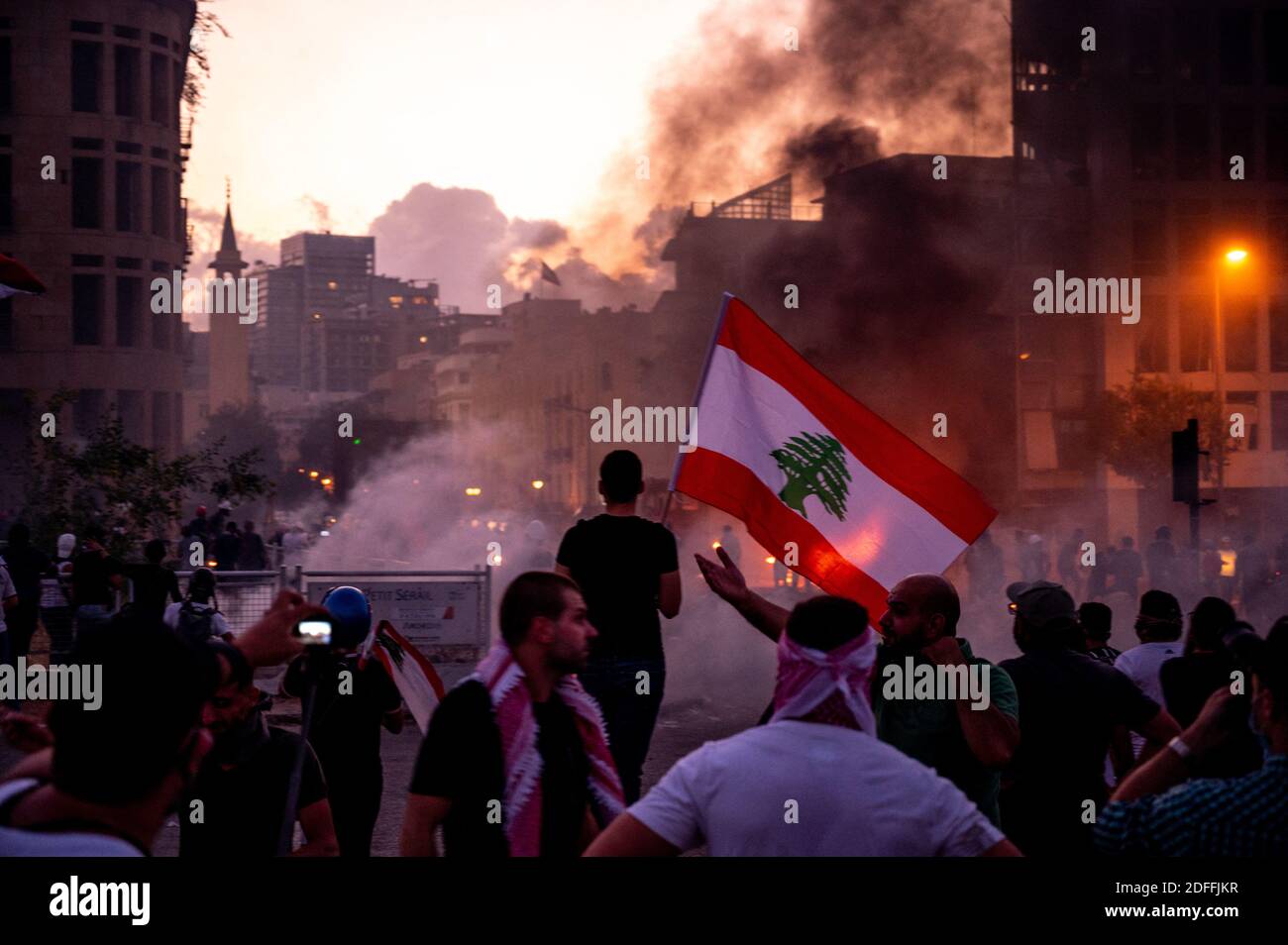 Angry Lebanese demonstrate in anger in front of Banks Association ...