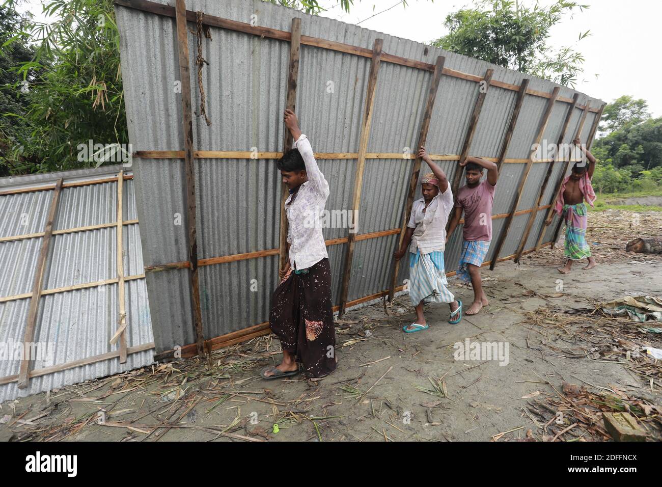 Make shift houses bangladesh hi-res stock photography and images - Alamy