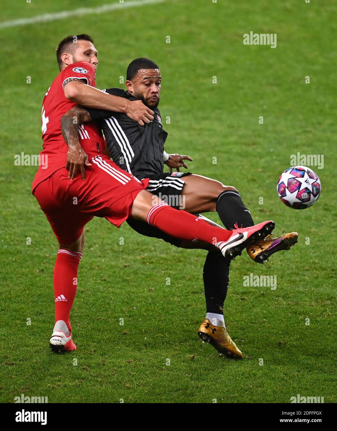 Memphis Depay of Olympique Lyonnais battles for possession with Niklas ...