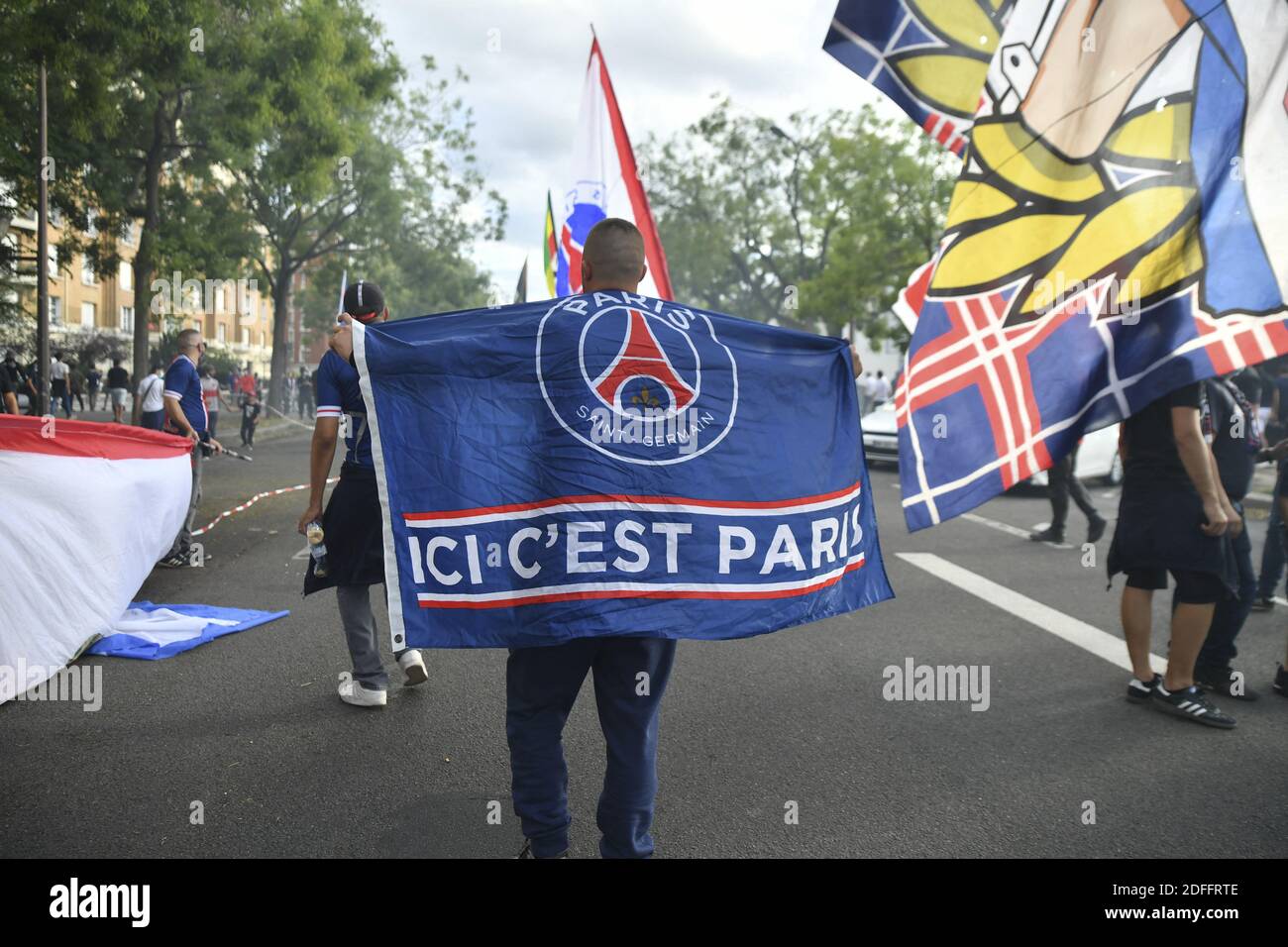 Paris Saint Germain fans taunt French Riot Police outside PSG's Parc de ...