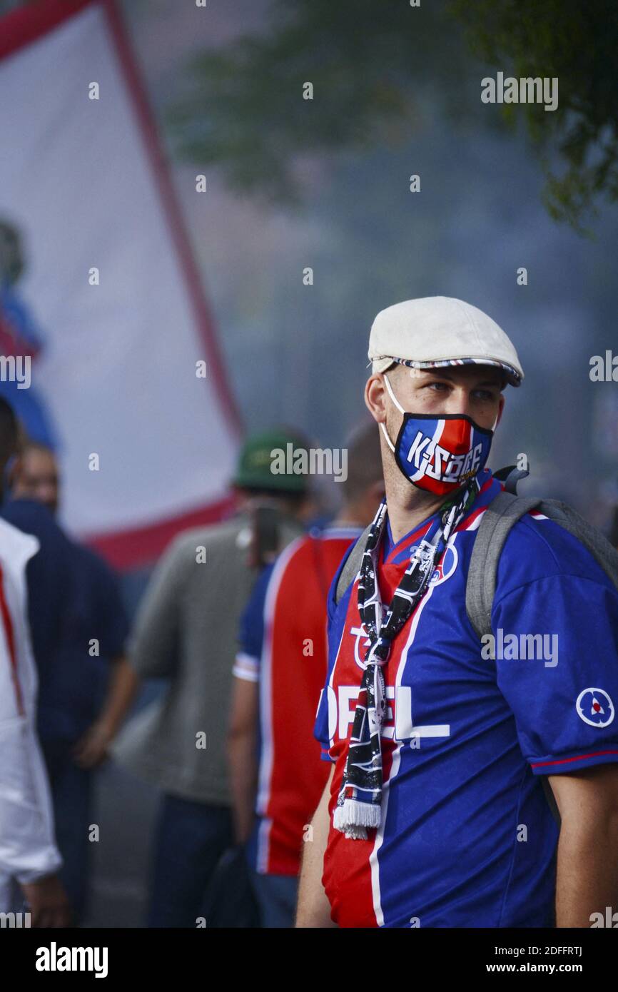 Paris Saint Germain fans taunt French Riot Police outside PSG's Parc de ...