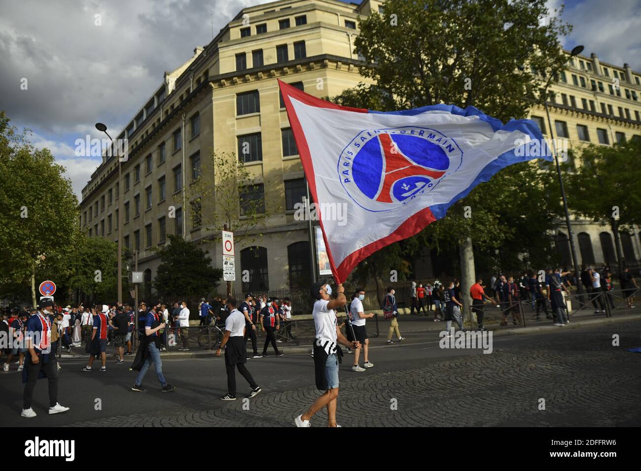 Paris Saint Germain fans taunt French Riot Police outside PSG's Parc de ...
