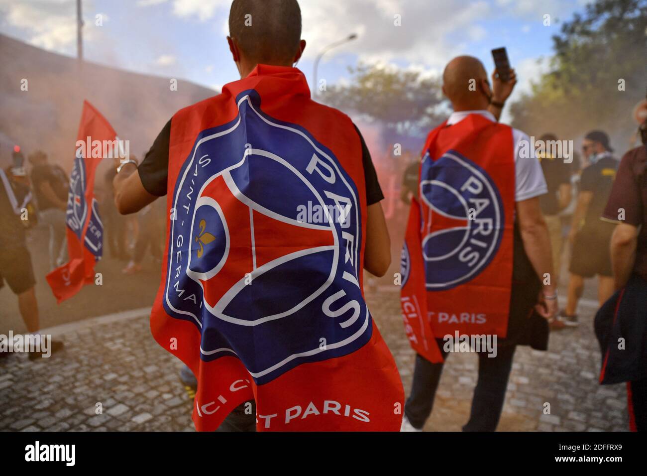 Paris Saint Germain fans taunt French Riot Police outside PSG's Parc de ...
