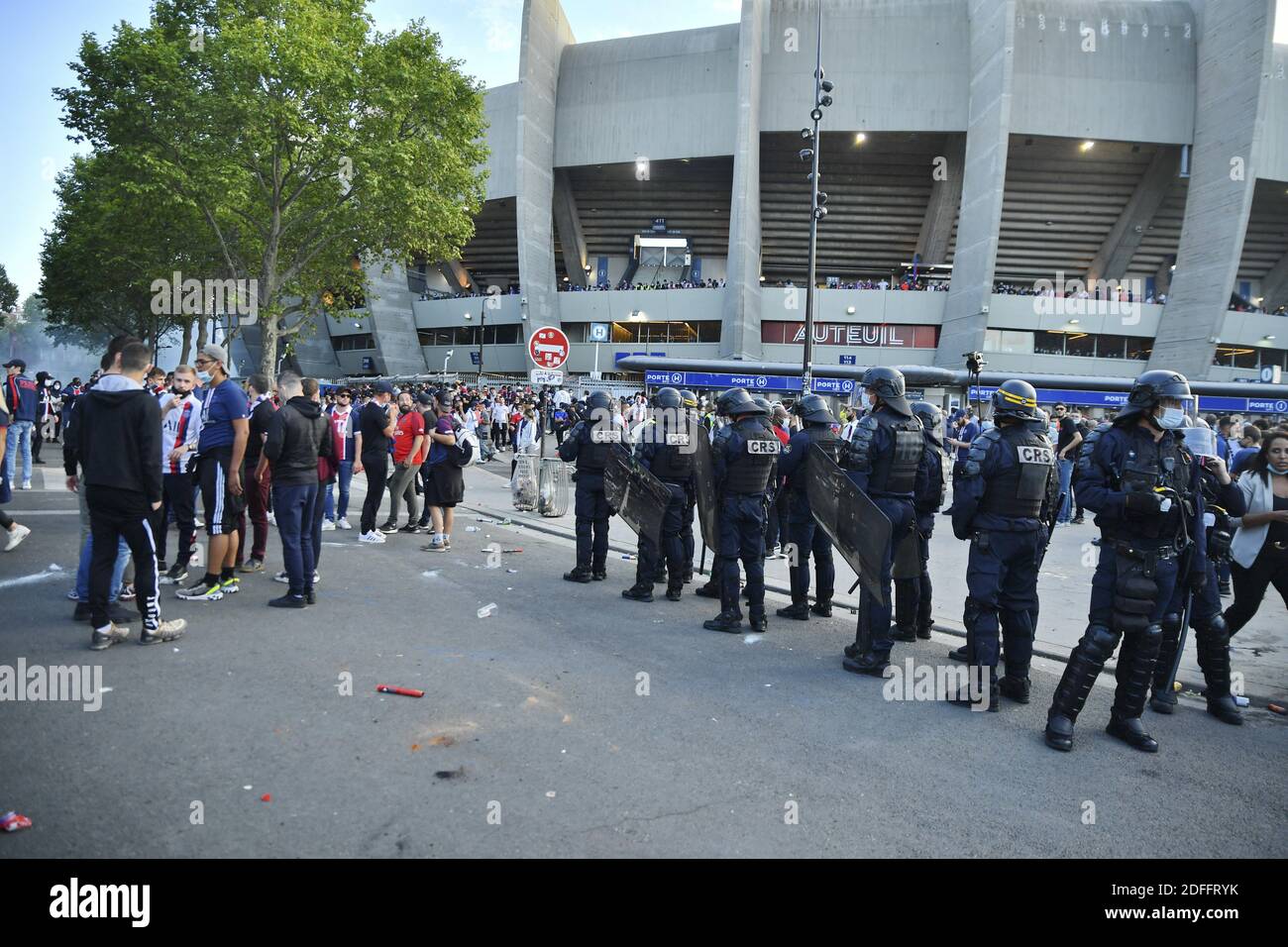 Paris Saint Germain fans taunt French Riot Police outside PSG's Parc de ...