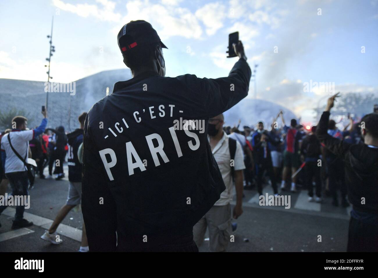 Paris Saint Germain fans taunt French Riot Police outside PSG's Parc de ...