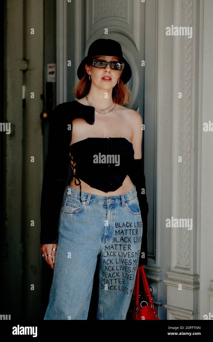 Street style, Mikaela Hook arriving at Mfpen Spring Summer 2021 show ...