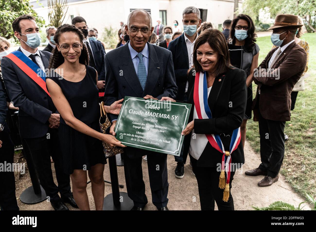 Anne Hidalgo (C.), Mayor of Paris, unveils the new name of the alley ...
