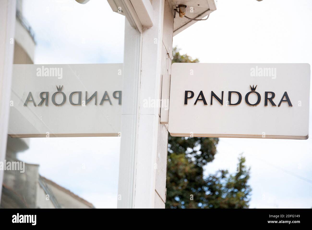 Sign for pandora hi-res stock photography and images - Alamy