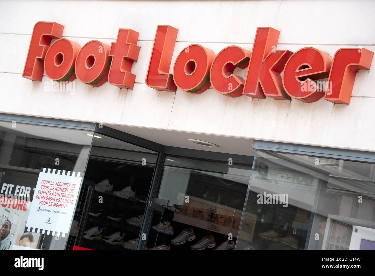 Foot locker logo on sign hi-res stock photography and images - Alamy
