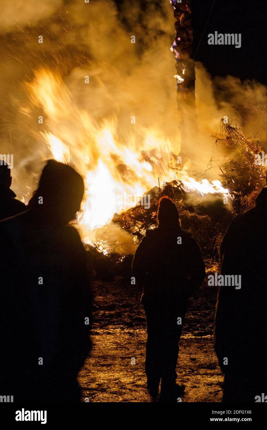 Silhouette people fire hi-res stock photography and images - Alamy