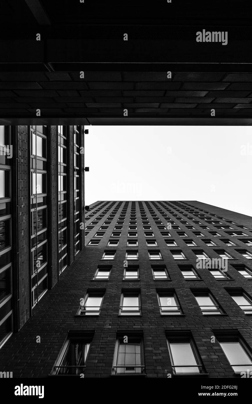 Windows on tall brick building hi-res stock photography and images - Alamy
