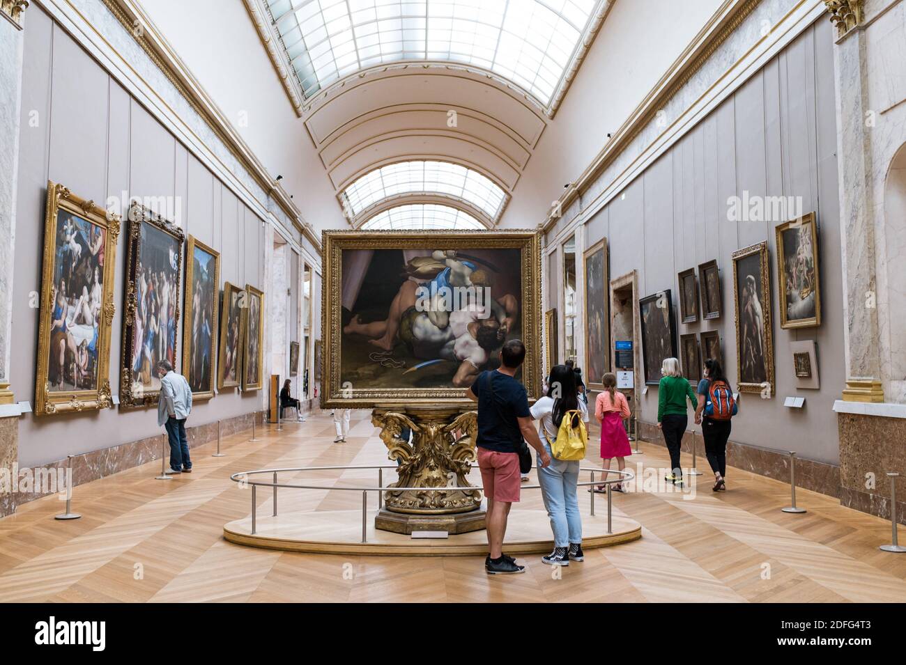 Tourist wearing protective face mask walk and look at paintings at the ...