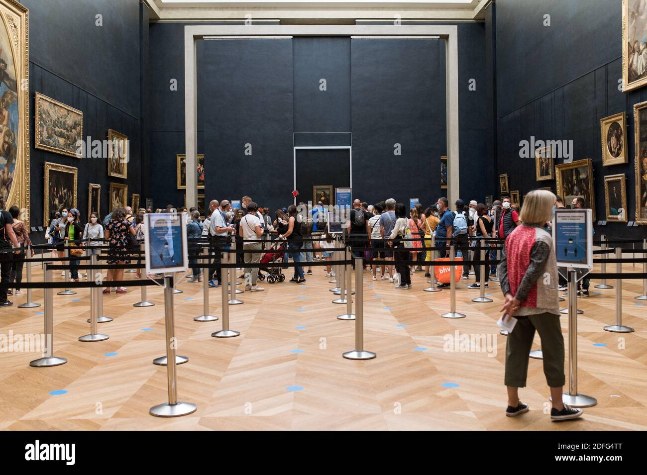 Tourist wearing protective face mask queue and take a photograph of La ...
