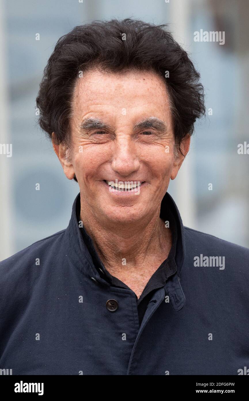 Jack Lang visits the Tribute to Lebanese Artists exhibition at Vaisseau ...