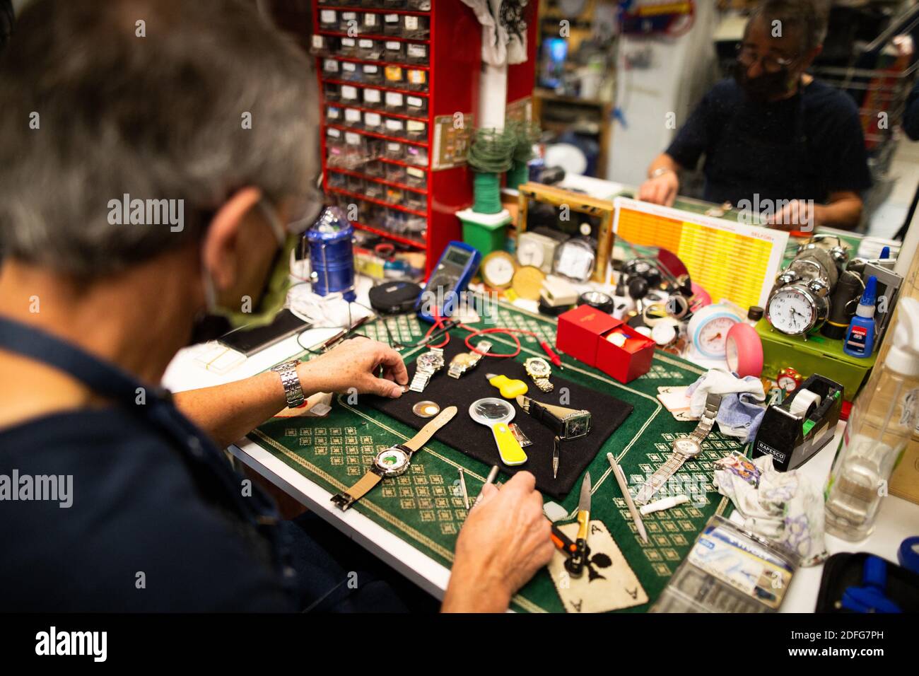 Man restore repair watches hi-res stock photography and images - Alamy