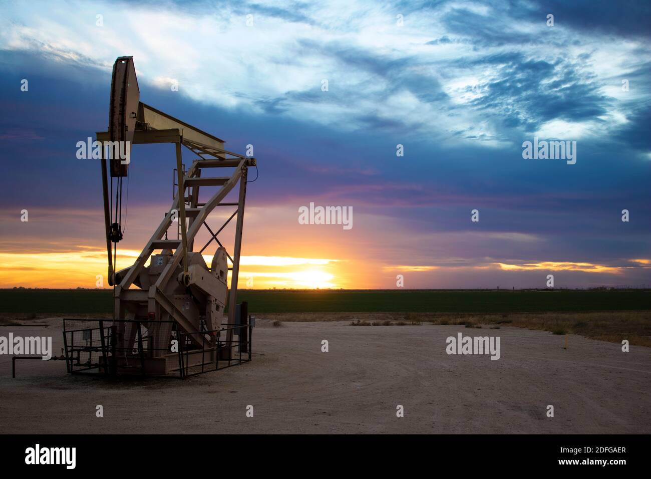 Oil pump sunset hi-res stock photography and images - Alamy