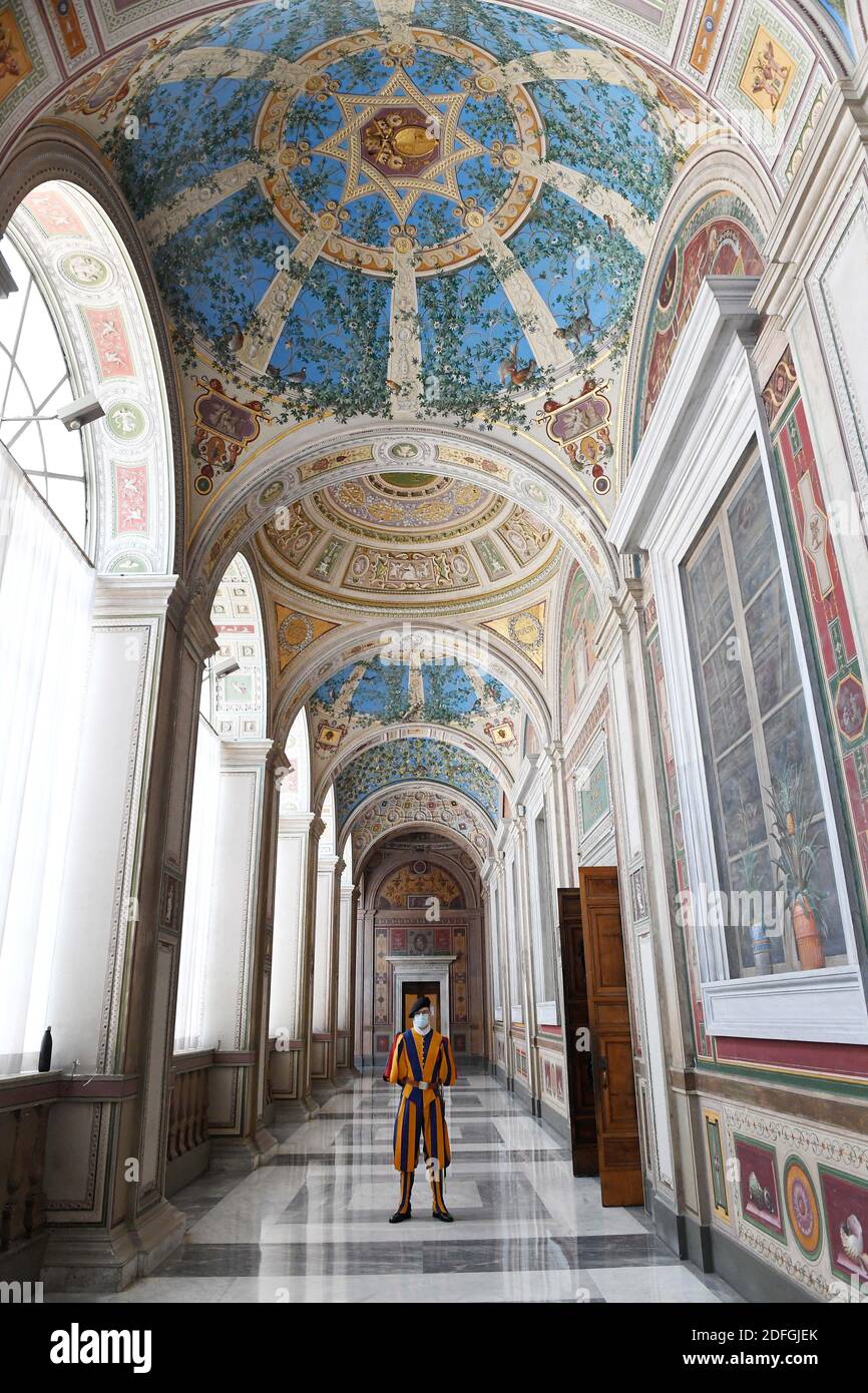 Vatican swiss guard stands hi-res stock photography and images - Alamy