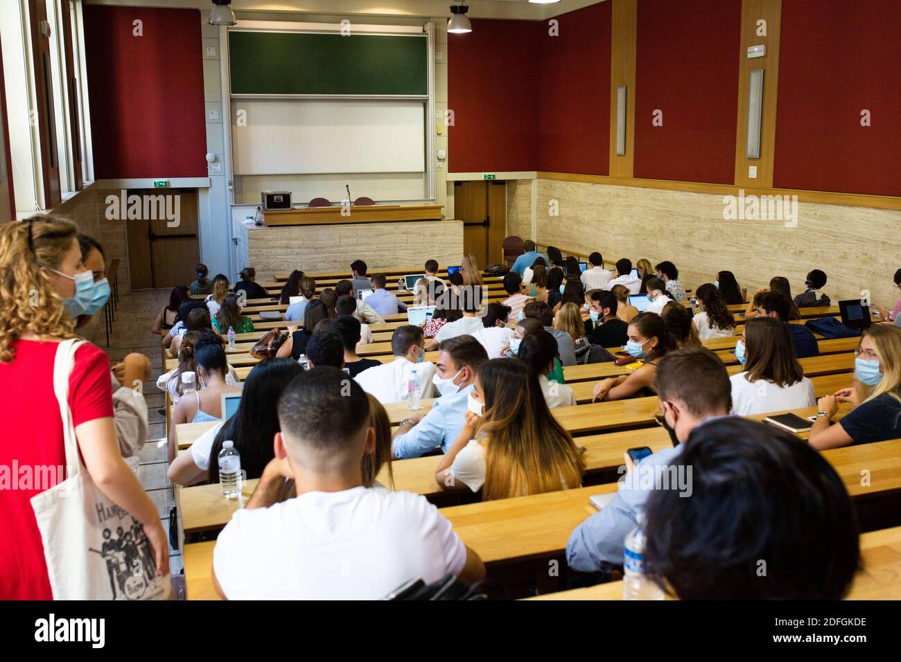 Lecture theatre masks hi-res stock photography and images - Alamy
