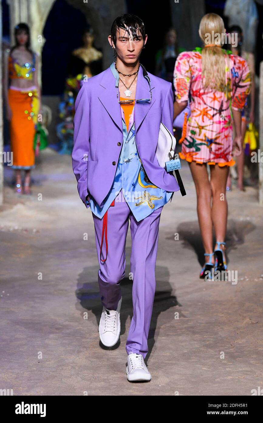 Fashion runway 2020 versace hi-res stock photography and images - Alamy