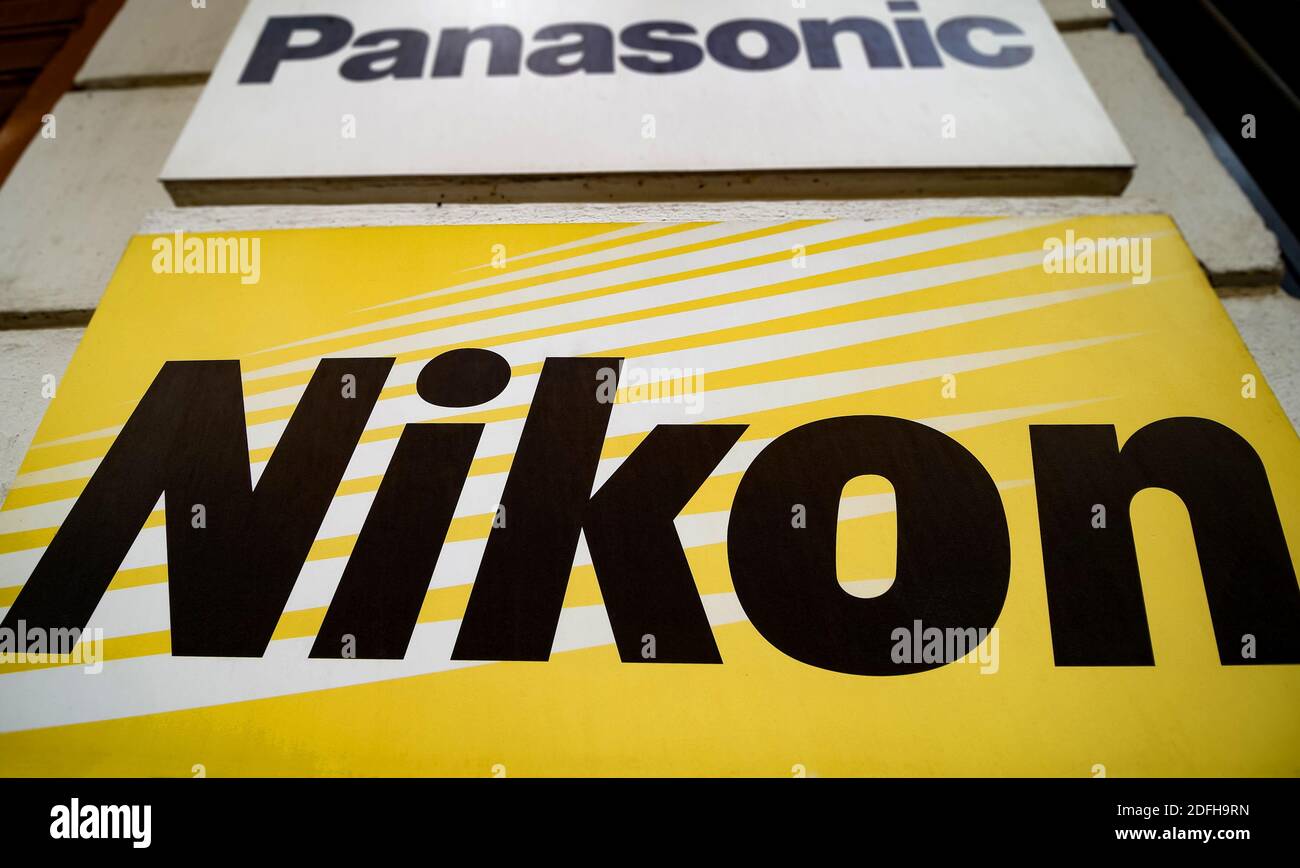 Nikon logo hi-res stock photography and images - Alamy