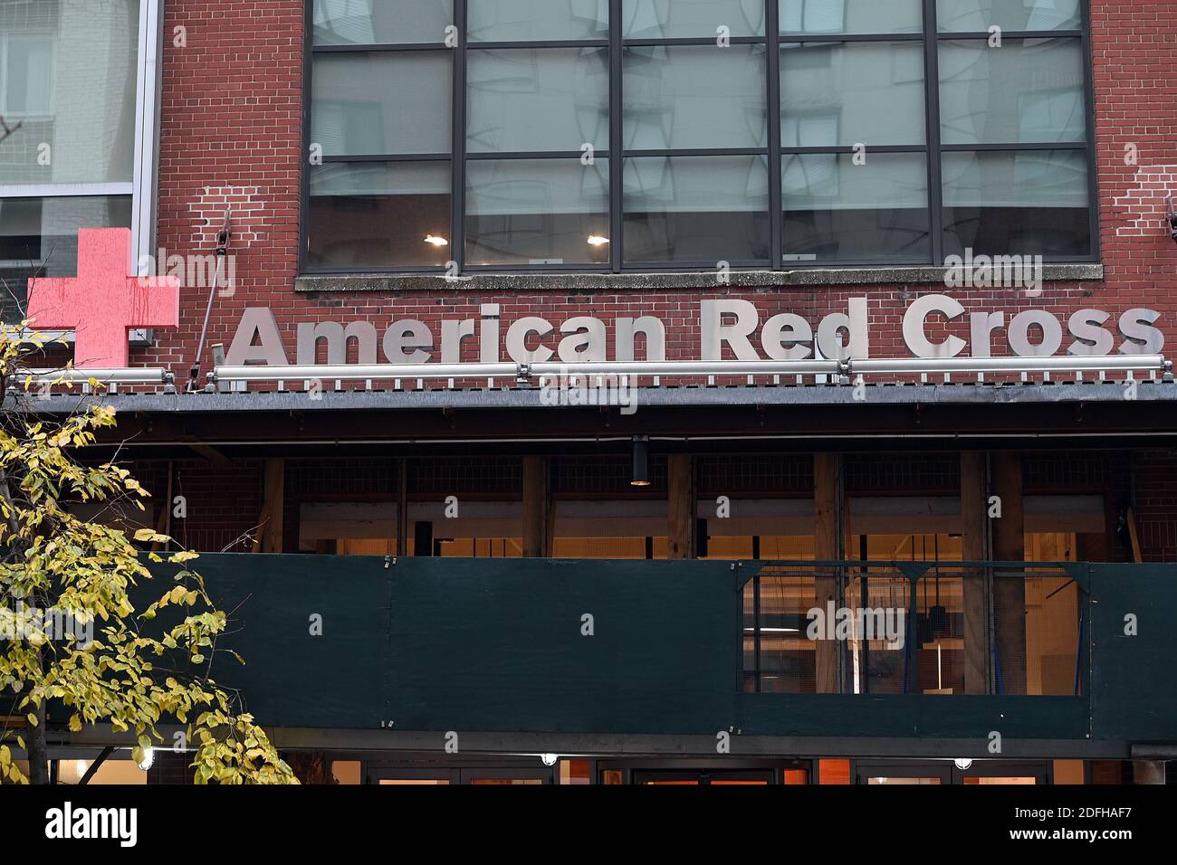 American red cross building hi-res stock photography and images - Alamy